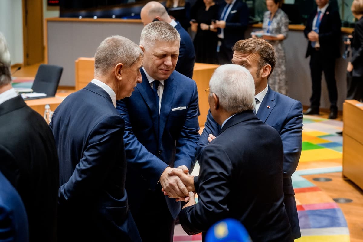 Fico sa vo štvrtok stretne s Macronom. Agenda rozhovoru má byť ...